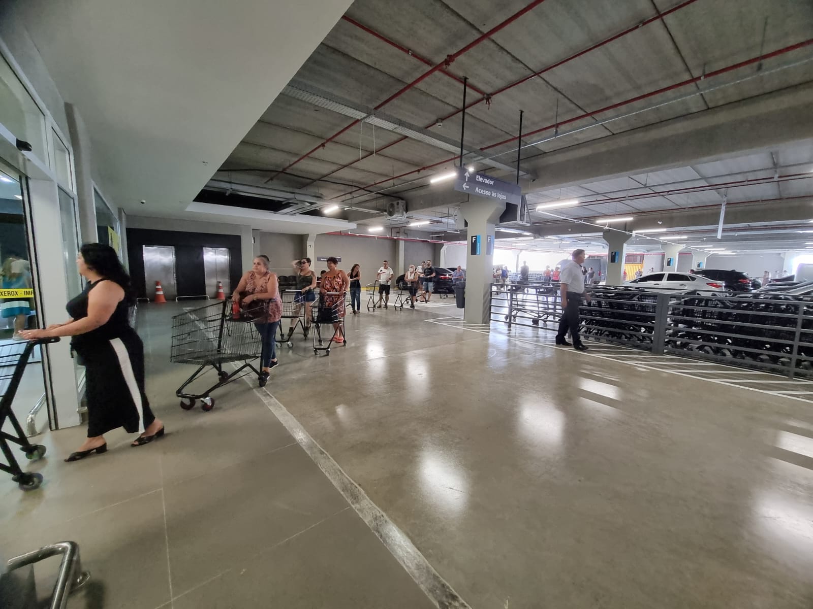 Inaugurado e aberto ao público o Tauste, novo supermercado de São José ...
