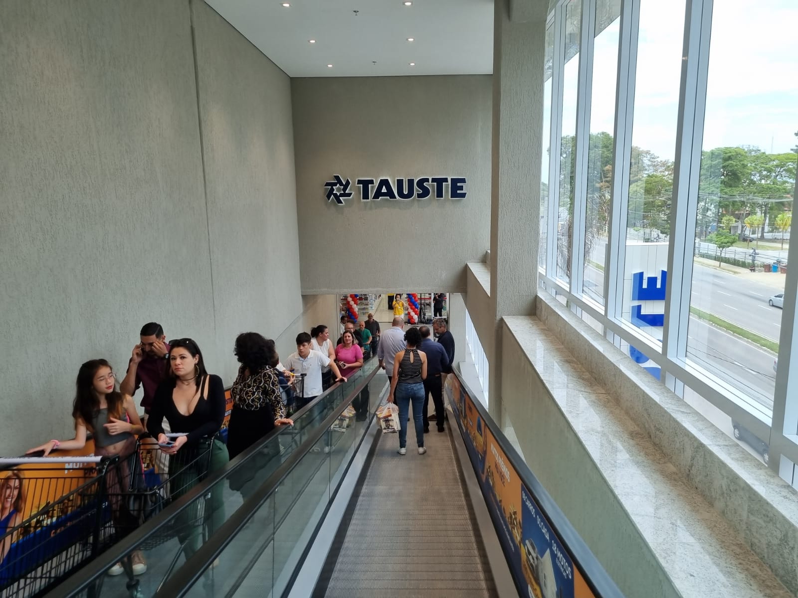 Inaugurado e aberto ao público o Tauste, novo supermercado de São José ...
