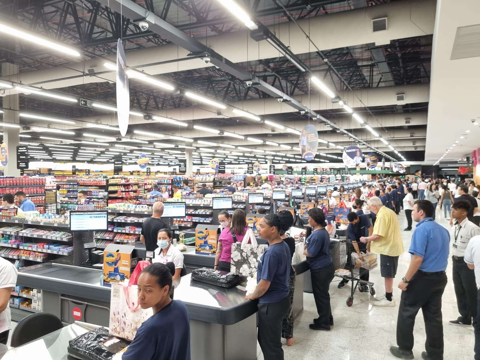 Inaugurado e aberto ao público o Tauste, novo supermercado de São José ...