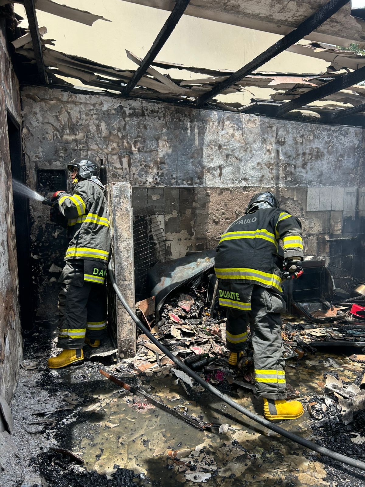Incêndio destrói casa em Paúba, São Sebastião