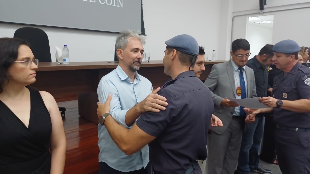 Diretor da Life, Esrom Vellenich é homenageado pela Polícia Militar