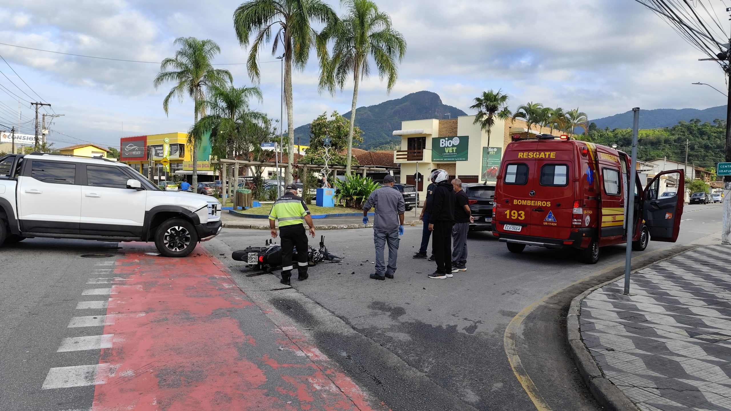 Acidente entre carro e moto deixa motociclista ferido em Caraguá
