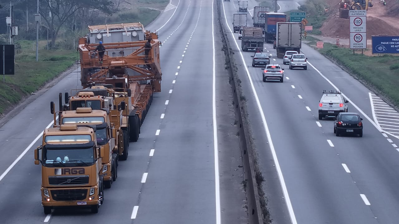 Carga especial na Via Dutra chega ao Vale do Paraíba
