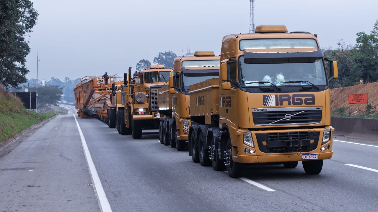 Carga especial na Via Dutra chega ao Vale do Paraíba